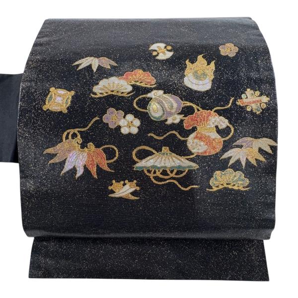 【着物ランク】秀品【素材】正絹、箔【帯丈】約361cm【帯幅】約31cm【帯仕立て】仕立て上がり【コメント】セミフォーマルでお使いいただける名古屋帯でございます。見る人に重たい印象を感じさせない女性ならではの、気品豊かな一品です。締め跡がご...