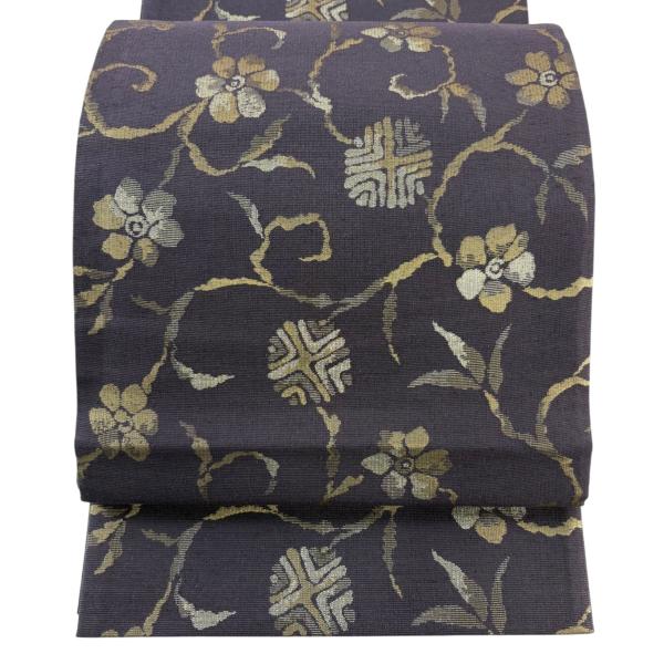 【着物ランク】秀品【素材】正絹【帯丈】約436cm【帯幅】約31cm【帯仕立て】仕立て上がり【コメント】セミフォーマルでお使いいただける袋帯でございます。見る人に重たい印象を感じさせない女性ならではの、気品豊かな一品です。お太鼓付近にシワが...