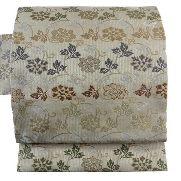 【着物ランク】名品【素材】正絹【帯丈】約364cm【帯幅】約31cm【帯仕立て】仕立て上がり【コメント】セミフォーマルでお使いいただける名古屋帯でございます。見る人に重たい印象を感じさせない女性ならではの、気品豊かな一品です。締め跡がござい...
