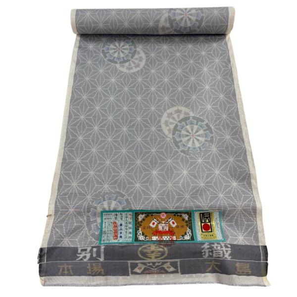 【着物ランク】秀品【素材】正絹【反物幅】約37cm【コメント】古来より愛され続けている大島紬の反物でございます。類を見ない精巧な絣織りの技術とともに豊かな芸術性が人々を魅了しつづけてる一品でございます。この機会に是非お求めくださいませ。全体...