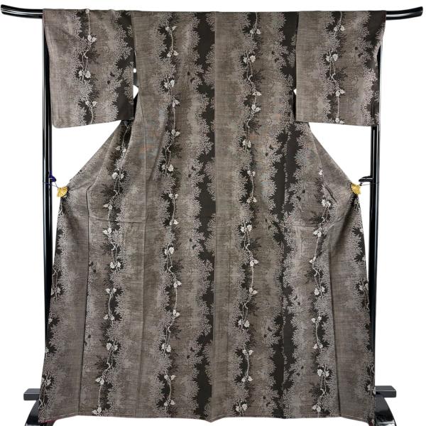 【着物ランク】秀品【素材】正絹【身丈】約169cm【裄丈】約67cm【袖丈】約49cm【袖幅】約34cm【前幅】約24cm【後幅】約31cm【サイズ】M【着物仕立て】袷【着用時期】10〜5月【コメント】極上の着心地を誘い、洒落度溢れる絹音が...