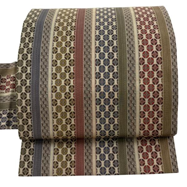 【着物ランク】秀品【素材】正絹【帯丈】約358.5cm【帯幅】約31cm【帯仕立て】仕立て上がり【コメント】普段使いでお使いいただける名古屋帯でございます。カジュアルな装いに合わせてお使いください。リユース品としては目立った染み傷なく、状態...