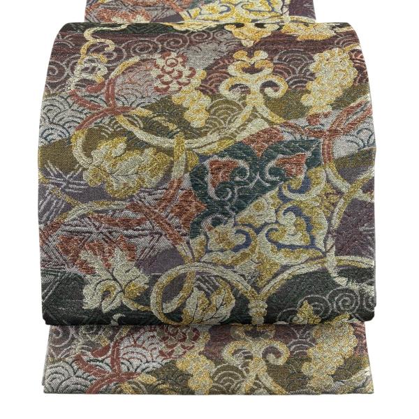 【着物ランク】逸品【素材】正絹【帯丈】約440cm【帯幅】約31.5cm【帯仕立て】仕立て上がり【コメント】おめでたい席に相応しい意匠の袋帯でございます。格式高いお席にもお使いいただけますので、お見逃しのないようお願いいたします。リユース品...