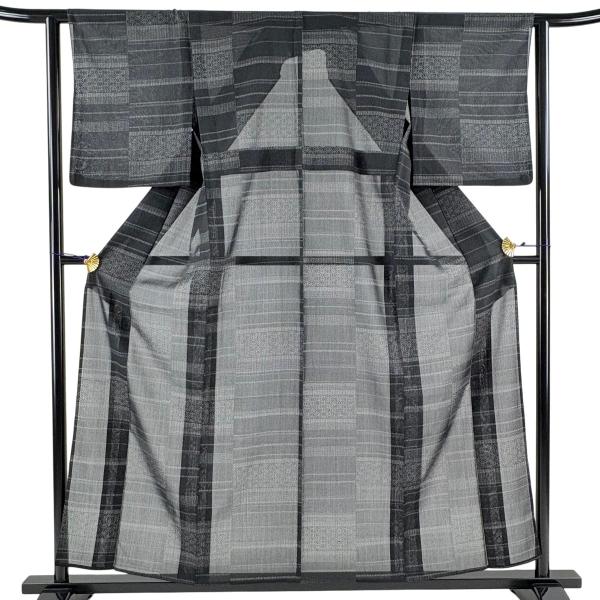 【着物ランク】秀品【素材】正絹【身丈】約157cm【裄丈】約62.5cm【袖丈】約49cm【袖幅】約32cm【前幅】約22.5cm【後幅】約28.5cm【サイズ】S【着物仕立て】薄物【着用時期】7〜8月【コメント】普段着やおしゃれ着として人...
