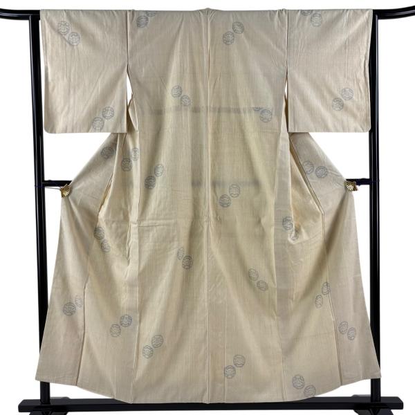 【着物ランク】秀品【素材】正絹【身丈】約155cm【裄丈】約64.5cm【袖丈】約49cm【袖幅】約32.5cm【前幅】約24cm【後幅】約30.5cm【サイズ】M【着物仕立て】袷【着用時期】10〜5月【コメント】普段着やおしゃれ着として人...