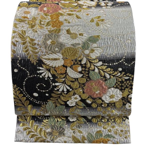 【着物ランク】秀品【素材】正絹【帯丈】約454cm【帯幅】約30.5cm【帯仕立て】仕立て上がり【コメント】セミフォーマルでお使いいただける袋帯でございます。見る人に重たい印象を感じさせない女性ならではの、気品豊かな一品です。締め跡がござい...