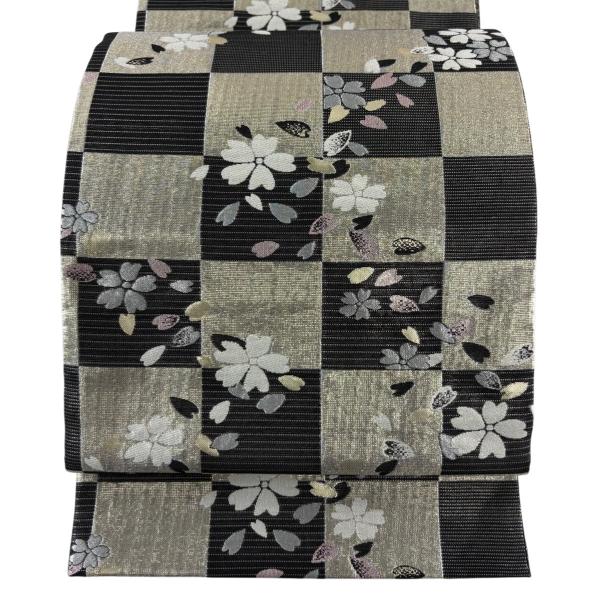 【着物ランク】秀品【素材】正絹【帯丈】約446cm【帯幅】約31cm【帯仕立て】仕立て上がり【コメント】おめでたい席に相応しい意匠の袋帯でございます。格式高いお席にもお使いいただけますので、お見逃しのないようお願いいたします。締め跡がござい...