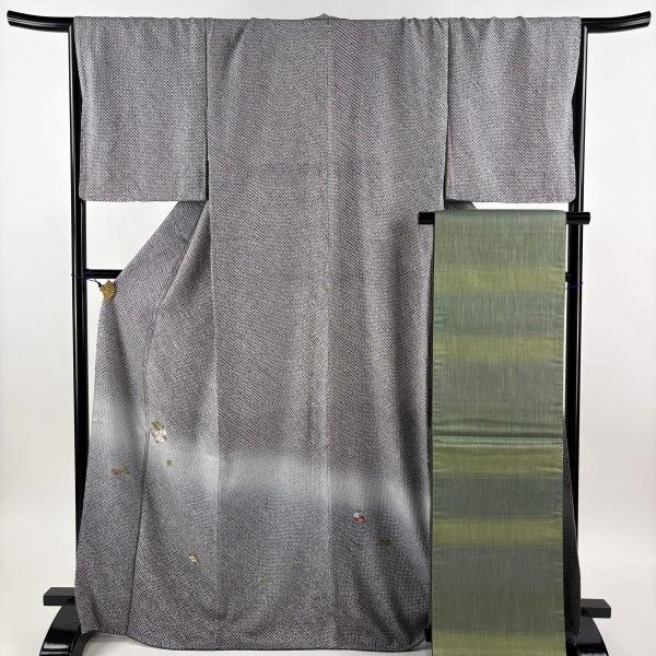 【着物ランク】秀品【素材】正絹【身丈】約170cm【裄丈】約68cm【袖丈】約49.5cm【袖幅】約34.5cm【前幅】約25cm【後幅】約31cm【サイズ】L【着物仕立て】袷【着用時期】10〜5月【帯丈2】約452cm【帯幅2】約31cm...