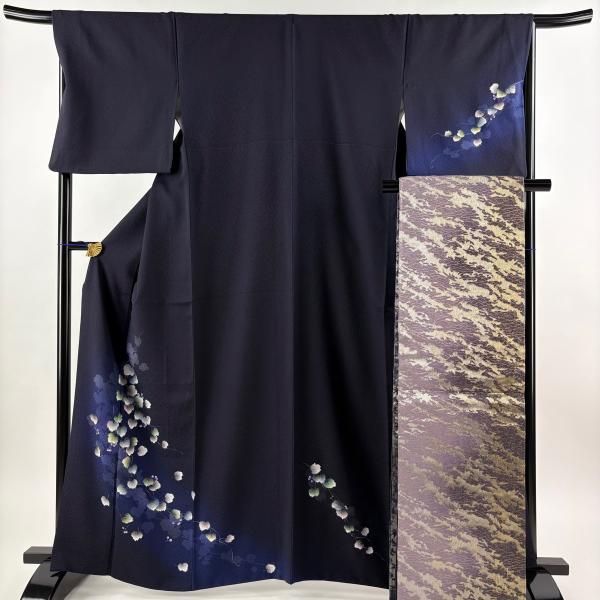 【着物ランク】秀品【素材】正絹【身丈】約163cm【裄丈】約67cm【袖丈】約48cm【袖幅】約34.5cm【前幅】約24.5cm【後幅】約30cm【サイズ】M【着物仕立て】袷【着用時期】10〜5月【帯丈2】約432cm【帯幅2】約30.5...