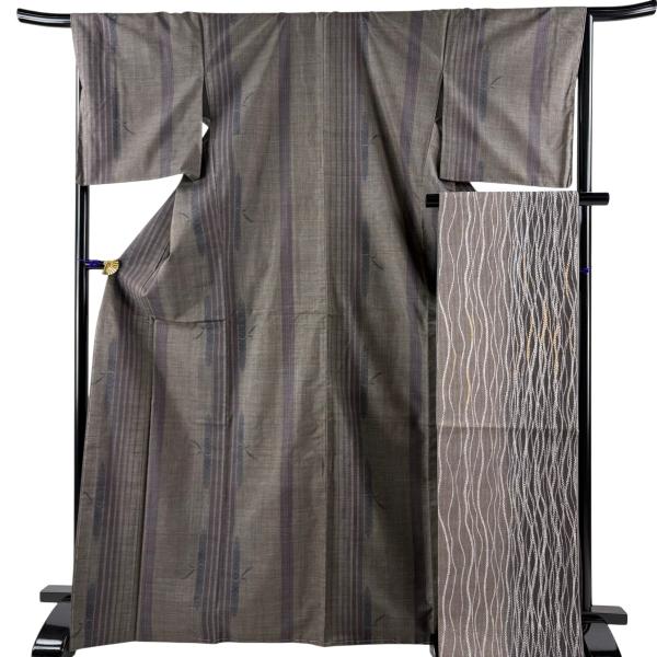 【着物ランク】名品【素材】正絹【身丈】約171cm【裄丈】約67.5cm【袖丈】約49cm【袖幅】約34cm【前幅】約23cm【後幅】約28.5cm【サイズ】L【着物仕立て】袷【着用時期】10〜5月【帯丈2】約448cm【帯幅2】約31cm...