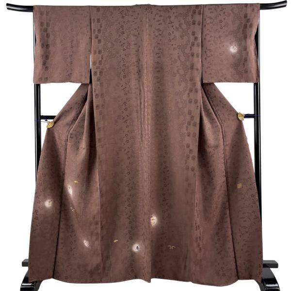 【着物ランク】秀品【素材】正絹【身丈】約167cm【裄丈】約67cm【袖丈】約49cm【袖幅】約34cm【前幅】約29.5cm【後幅】約34cm【サイズ】M【着物仕立て】袷【着用時期】10〜5月【コメント】合わせる帯の色柄により、お召しいた...