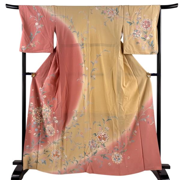 【着物ランク】秀品【素材】正絹【身丈】約165.5cm【裄丈】約69cm【袖丈】約58.5cm【袖幅】約34cm【前幅】約24cm【後幅】約30cm【サイズ】L【着物仕立て】袷【着用時期】10〜5月【コメント】帯次第で幅広くお使いいただける...