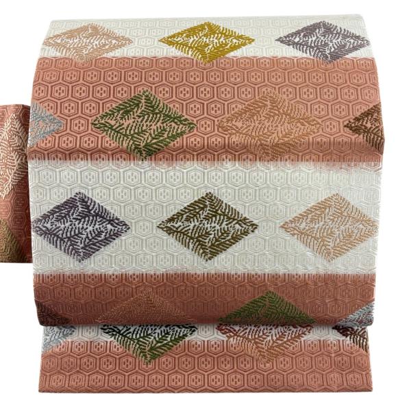 【着物ランク】名品【素材】正絹【帯丈】約357cm【帯幅】約30.5cm【帯仕立て】仕立て上がり【コメント】普段使いでお使いいただける名古屋帯でございます。カジュアルな装いに合わせてお使いください。締め跡がございます。お太鼓にシミ、前柄など...