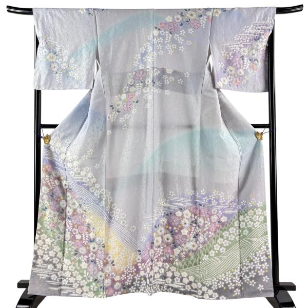 【着物ランク】逸品【素材】正絹【身丈】約163cm【裄丈】約67.5cm【袖丈】約48.5cm【袖幅】約34cm【前幅】約24.5cm【後幅】約30cm【サイズ】L【着物仕立て】袷【着用時期】10〜5月【コメント】世界的に知られているファッ...