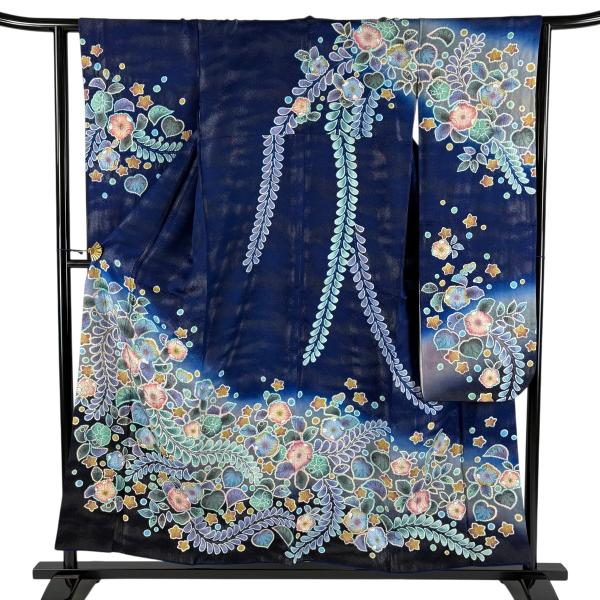 【着物ランク】逸品【素材】正絹【身丈】約154cm【裄丈】約63cm【袖丈】約104.5cm【袖幅】約32cm【前幅】約22cm【後幅】約29cm【サイズ】S【着物仕立て】袷【着用時期】10〜5月【コメント】未婚女性の第一礼装としてお使いい...