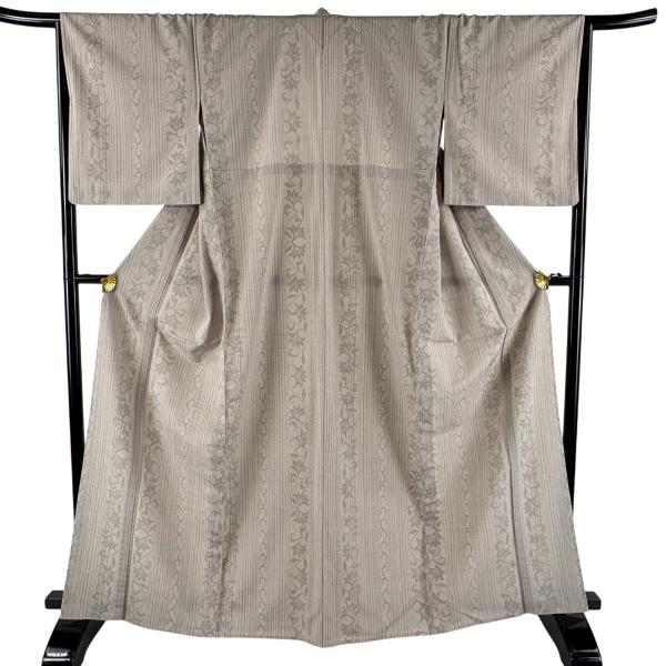 【着物ランク】逸品【素材】正絹【身丈】約164.5cm【裄丈】約66cm【袖丈】約49cm【袖幅】約33cm【前幅】約25cm【後幅】約30cm【サイズ】M【着物仕立て】単衣【着用時期】6/9月【コメント】通常の縮緬よりもコシがつよく、紬よ...