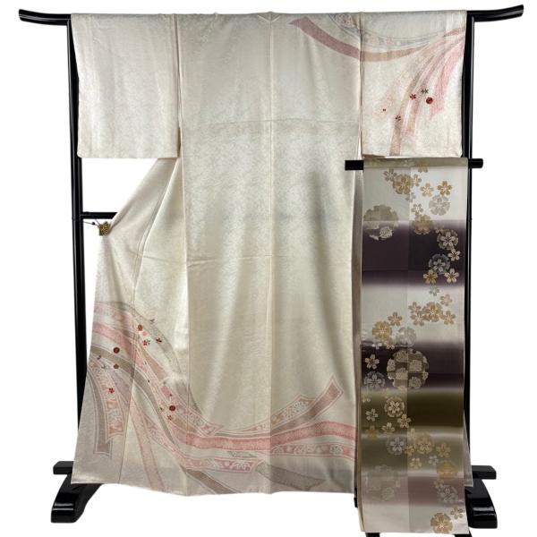 【着物ランク】秀品【素材】正絹【身丈】約164cm【裄丈】約66cm【袖丈】約49cm【袖幅】約34cm【前幅】約24cm【後幅】約30cm【サイズ】M【着物仕立て】袷【着用時期】10〜5月【帯丈2】約456cm【帯幅2】約31cm【コメン...