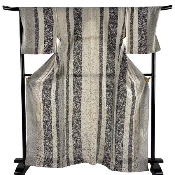 【着物ランク】名品【素材】正絹【身丈】約162.5cm【裄丈】約70.5cm【袖丈】約48cm【袖幅】約36cm【前幅】約24cm【後幅】約29.5cm【サイズ】L【着物仕立て】薄物【着用時期】7〜8月【コメント】合わせる帯の色柄により、お...