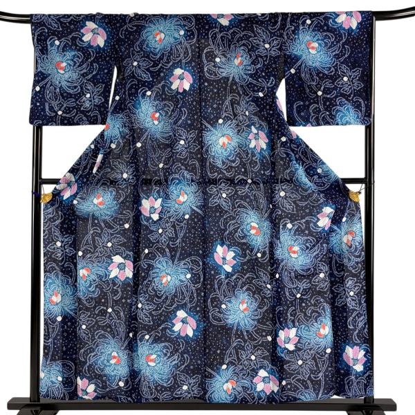【着物ランク】名品【素材】綿【身丈】約157cm【裄丈】約67cm【袖丈】約47cm【袖幅】約35cm【前幅】約24cm【後幅】約30cm【サイズ】M【コメント】夏のお洒落着として、夏祭りや花火大会、盆踊りなど多くの場面でお召し頂ける夏の定...