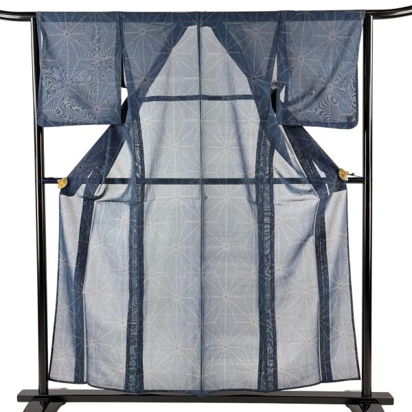 【着物ランク】名品【素材】正絹【身丈】約157cm【裄丈】約64cm【袖丈】約49cm【袖幅】約32.5cm【前幅】約23cm【後幅】約29cm【サイズ】M【着物仕立て】薄物【着用時期】7〜8月【コメント】普段着やおしゃれ着として人気の紬で...