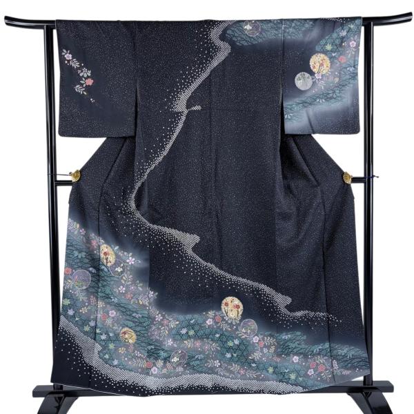 【着物ランク】秀品【素材】正絹【身丈】約156cm【裄丈】約62cm【袖丈】約48.5cm【袖幅】約32cm【前幅】約24cm【後幅】約29.5cm【サイズ】S【着物仕立て】袷【着用時期】10〜5月【コメント】気品たっぷりにお召し頂ける素敵...