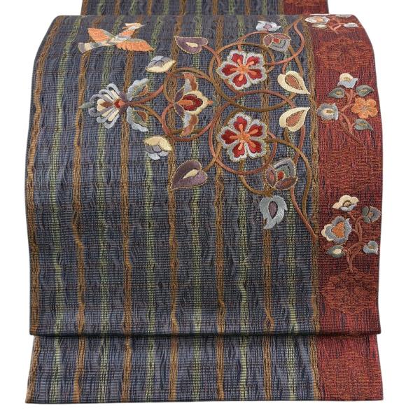 【着物ランク】秀品【素材】正絹【帯丈】約432cm【帯幅】約31.5cm【帯仕立て】仕立て上がり【コメント】セミフォーマルでお使いいただける袋帯でございます。見る人に重たい印象を感じさせない女性ならではの、気品豊かな一品です。裏地に締め跡が...