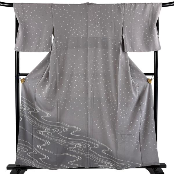 【着物ランク】秀品【素材】正絹【身丈】約158cm【裄丈】約69cm【袖丈】約47cm【袖幅】約35cm【前幅】約24cm【後幅】約30cm【サイズ】L【着物仕立て】袷【着用時期】10〜5月【コメント】合わせる帯の色柄により、お召しいただく...