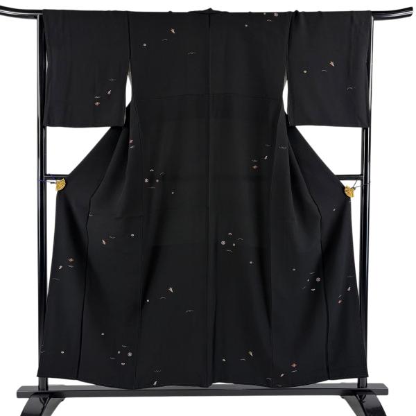 【着物ランク】秀品【素材】正絹【身丈】約154.5cm【裄丈】約64.5cm【袖丈】約48cm【袖幅】約33cm【前幅】約24.5cm【後幅】約30cm【サイズ】M【着物仕立て】袷【着用時期】10〜5月【コメント】お洒落着として楽しめる小紋...