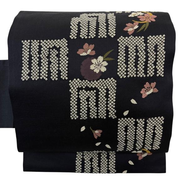 【着物ランク】秀品【素材】正絹【帯丈】約353.5cm【帯幅】約31cm【帯仕立て】仕立て上がり【コメント】普段使いでお使いいただける名古屋帯でございます。カジュアルな装いに合わせてお使いください。締め跡がございます。リユース品としては目立...