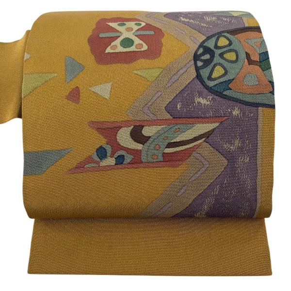 【着物ランク】優品【素材】正絹【帯丈】約378cm【帯幅】約31cm【帯仕立て】仕立て上がり【コメント】普段使いでお使いいただける名古屋帯でございます。カジュアルな装いに合わせてお使いください。手先付近にシワがございます。リユース品としては...