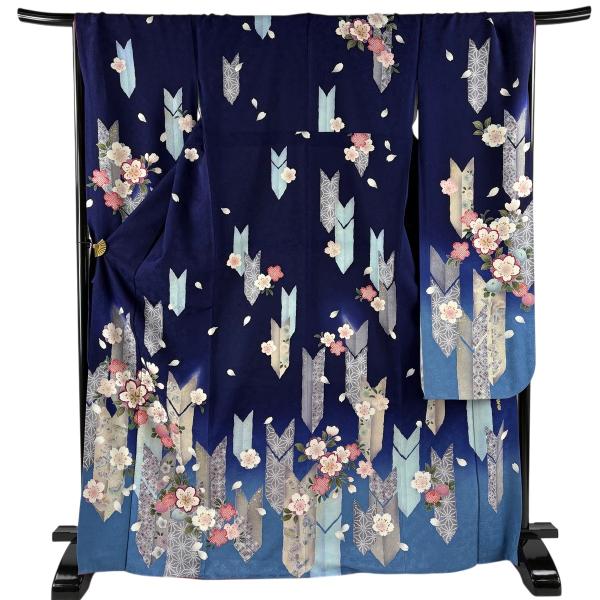 【着物ランク】名品【素材】正絹【身丈】約171cm【裄丈】約68cm【袖丈】約113cm【袖幅】約34cm【前幅】約24cm【後幅】約30cm【サイズ】L【着物仕立て】袷【着用時期】10〜5月【コメント】世界的に有名なファッションデザイナー...