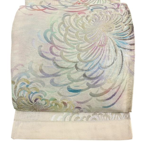 【着物ランク】秀品【素材】正絹【帯丈】約420cm【帯幅】約30.5cm【帯仕立て】未仕立て【コメント】夏帯でございます。明治40年創業の老舗、西陣まいづる謹製の帯です。セミフォーマルでお使いいただける袋帯でございます。見る人に重たい印象を...