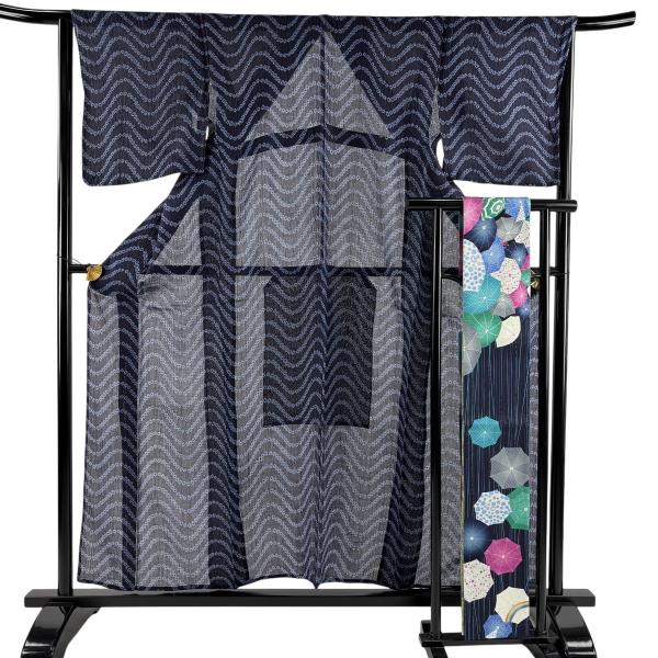 【着物ランク】名品【素材】麻【身丈】約156cm【裄丈】約64cm【袖丈】約47cm【袖幅】約33cm【前幅】約27cm【後幅】約30.5cm【サイズ】M【帯丈2】約420cm【帯幅2】約16cm【コメント】夏のお洒落着として、夏祭りや花火...
