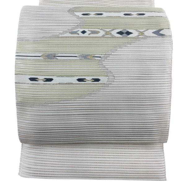 【着物ランク】秀品【素材】正絹【帯丈】約363cm【帯幅】約30.5cm【帯仕立て】仕立て上がり【コメント】夏帯でございます。セミフォーマルでお使いいただける名古屋帯でございます。見る人に重たい印象を感じさせない女性ならではの、気品豊かな一...