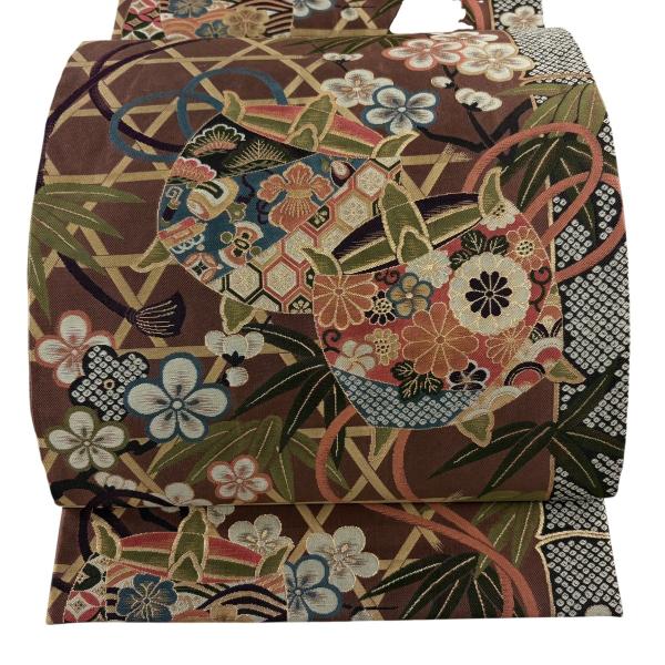【着物ランク】秀品【素材】正絹【帯丈】約432cm【帯幅】約31.5cm【帯仕立て】仕立て上がり【コメント】セミフォーマルでお使いいただける袋帯でございます。見る人に重たい印象を感じさせない女性ならではの、気品豊かな一品です。締め跡がござい...