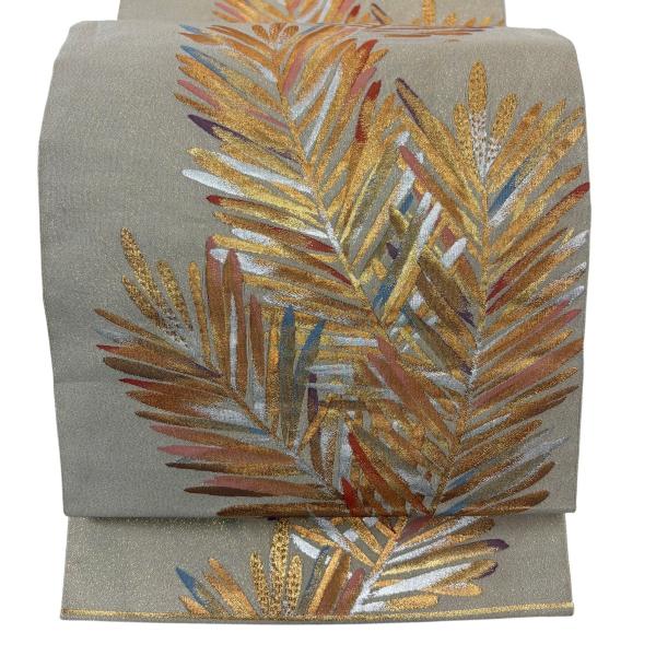 【着物ランク】秀品【素材】正絹【帯丈】約428cm【帯幅】約31cm【帯仕立て】未仕立て【コメント】セミフォーマルでお使いいただける袋帯でございます。見る人に重たい印象を感じさせない女性ならではの、気品豊かな一品です。締め跡がございます。お...