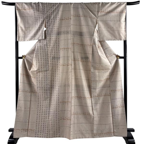 【着物ランク】名品【素材】正絹【身丈】約167cm【裄丈】約67.5cm【袖丈】約49cm【袖幅】約34cm【前幅】約24.5cm【後幅】約30.5cm【サイズ】L【着物仕立て】袷【着用時期】10〜5月【コメント】合わせる帯の色柄により、お...
