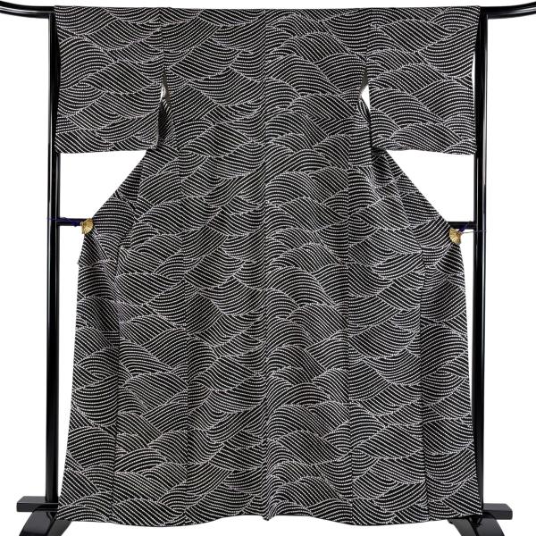 【着物ランク】秀品【素材】正絹【身丈】約159cm【裄丈】約65cm【袖丈】約46.5cm【袖幅】約32.5cm【前幅】約23.5cm【後幅】約29cm【サイズ】M【着物仕立て】袷【着用時期】10〜5月【コメント】お洒落着として楽しめる小紋...