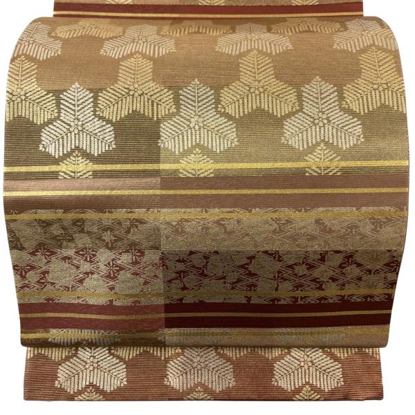 【着物ランク】秀品【素材】正絹【帯丈】約448cm【帯幅】約31cm【帯仕立て】仕立て上がり【コメント】おめでたい席に相応しい意匠の袋帯でございます。格式高いお席にもお使いいただけますので、お見逃しのないようお願いいたします。リユース品とし...