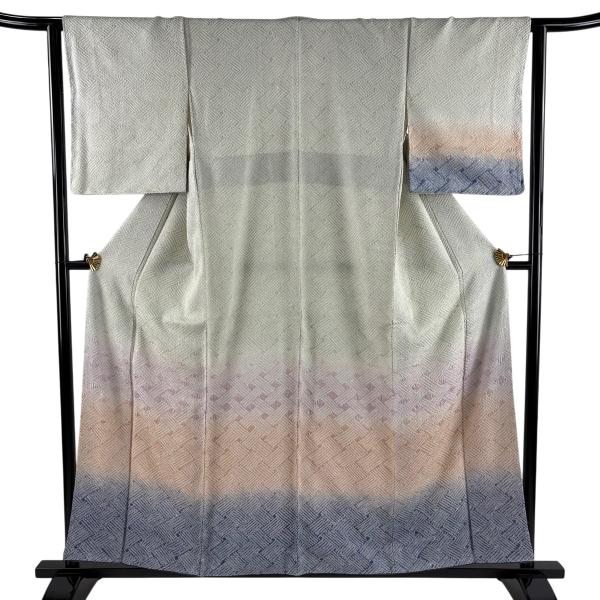 【着物ランク】名品【素材】正絹【身丈】約157cm【裄丈】約63cm【袖丈】約48.5cm【袖幅】約33cm【前幅】約23cm【後幅】約29cm【サイズ】S【着物仕立て】袷【着用時期】10〜5月【コメント】合わせる帯の色柄により、お召しいた...