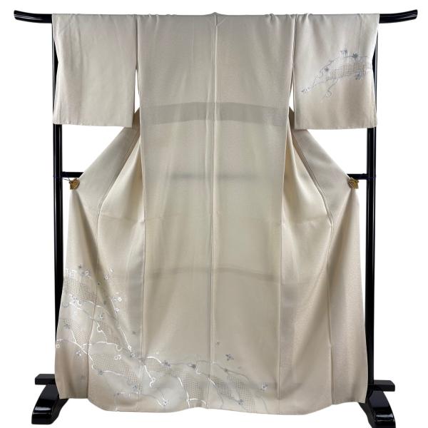 【着物ランク】逸品【素材】正絹【身丈】約168.5cm【裄丈】約68cm【袖丈】約47.5cm【袖幅】約34cm【前幅】約25cm【後幅】約30.5cm【サイズ】L【着物仕立て】袷【着用時期】10〜5月【コメント】合わせる帯の色柄により、お...