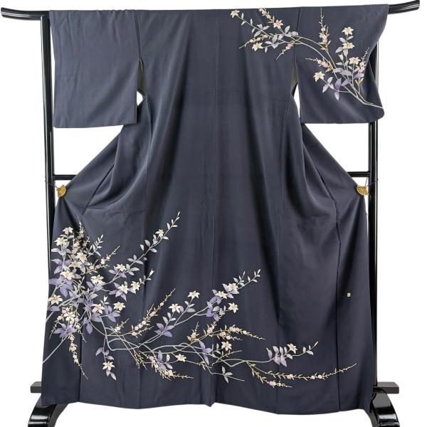 【着物ランク】逸品【素材】正絹【身丈】約167cm【裄丈】約67.5cm【袖丈】約49.5cm【袖幅】約34cm【前幅】約26cm【後幅】約30.5cm【サイズ】L【着物仕立て】袷【着用時期】10〜5月【コメント】帯次第で幅広くお使いいただ...