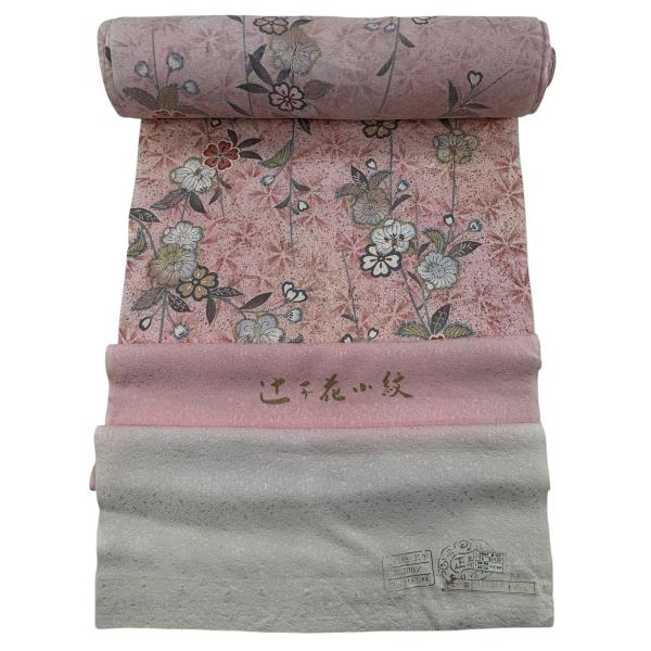 【着物ランク】秀品【素材】正絹【反物幅】約37.5cm【コメント】明るい色合いの小紋反物でございます。お稽古や観劇、同窓会や友人との食事会など気軽なシーンで楽しめます。普段着の着物ですので、楽しくコーディネートしていただけたら良いと思います...
