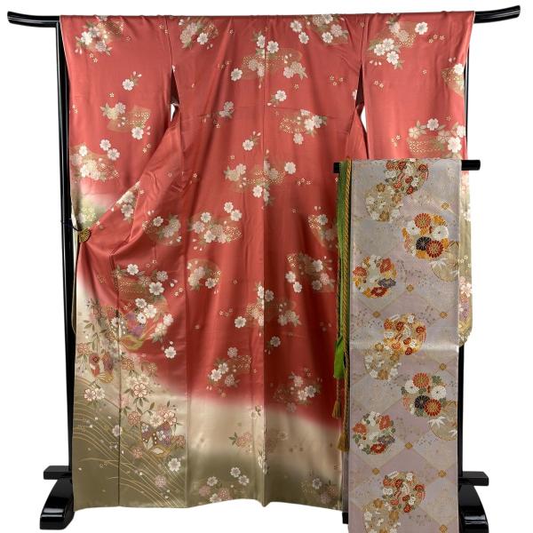 【着物ランク】名品【素材】正絹【身丈】約168.5cm【裄丈】約68cm【袖丈】約110cm【袖幅】約35.5cm【前幅】約24cm【後幅】約30.5cm【サイズ】L【着物仕立て】袷【着用時期】10〜5月【帯丈2】約442cm【帯幅2】約3...