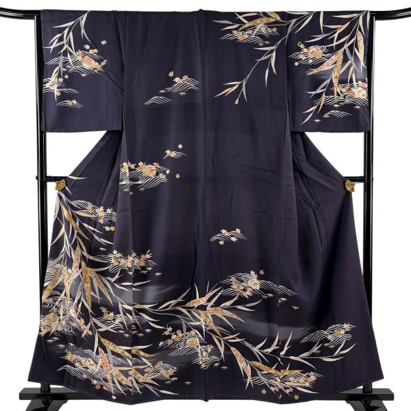 【着物ランク】名品【素材】正絹【身丈】約159cm【裄丈】約63.5cm【袖丈】約49cm【袖幅】約33cm【前幅】約28cm【後幅】約33cm【サイズ】S【着物仕立て】袷【着用時期】10〜5月【コメント】帯次第で幅広くお使いいただける素敵...
