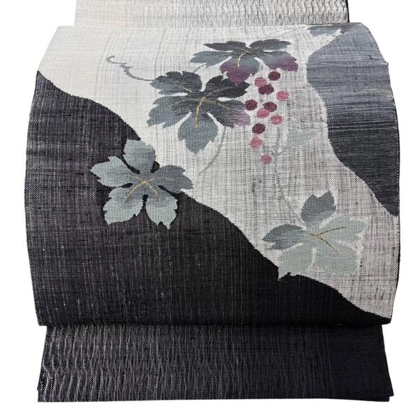 【着物ランク】逸品【素材】正絹【帯丈】約448cm【帯幅】約31cm【帯仕立て】仕立て上がり【光沢感】控えめ艶を控えた上品な風合いで、わずかにやわらかな光沢を感じる質感です。【コメント】特殊な貝の色素から染め出した「帝王紫」という染料を用い...