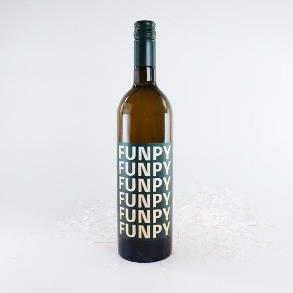 用ぶどうの可能性を探求すること、そして楽しくてハッピーな味わいを目指しているのがファンピーです。東北地方のデラウェアをベースにナイアガラとソーヴィニョンブラン、をブレンドして造りました。パイナップル、グレープフルーツなどの香りとふくよかな果...