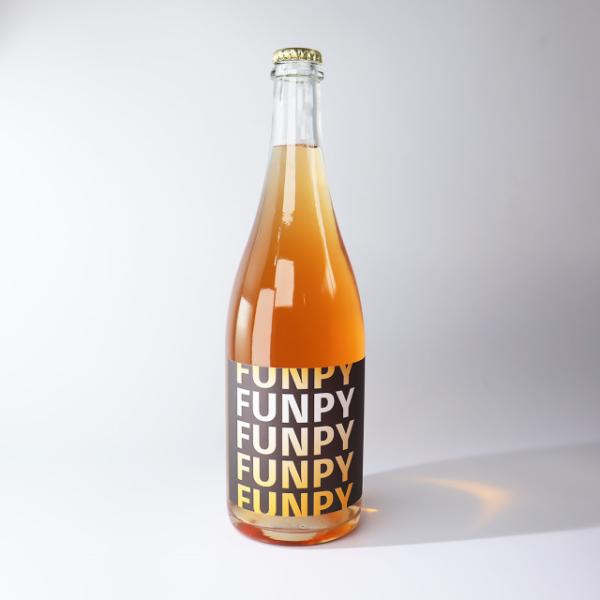 果実とスパイスが織りなす、軽やかな微発泡オレンジワイン食用ぶどうの可能性を追求すること、そして楽しくてハッピーな味わいを目指しているのがファンピーシリーズです。「2024 ファンピー・オレンジ泡」は、デラウェアとナイアガラを主体に、甲州、ケ...