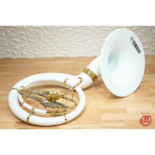 調子：B♭材質：本体 FRP/ベル ABS樹脂仕上げ：スノーホワイト塗装質量：9.1kgベルサイズ：663mmボアサイズ：18.5mm付属品：ソフトケース製番：#580***【YAMAHA YSH-301】音のとおりのよいフロントベル、操作...
