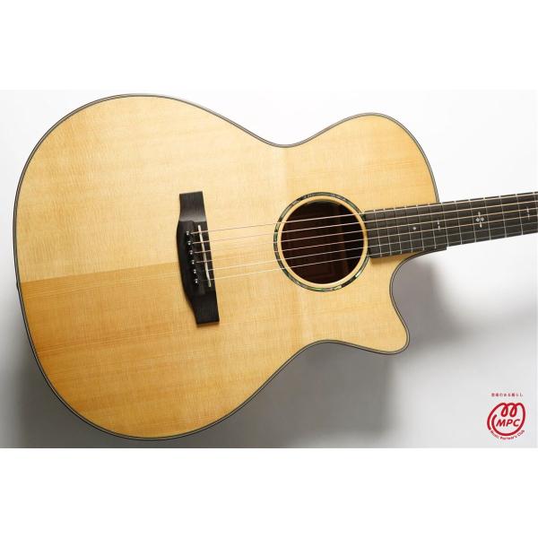 Shape：Grand AuditoriumTop：Solid Sitka SpruceBracing：TYMA Double V-bracingBack：African MahoganySide：African MahoganyNeck：...